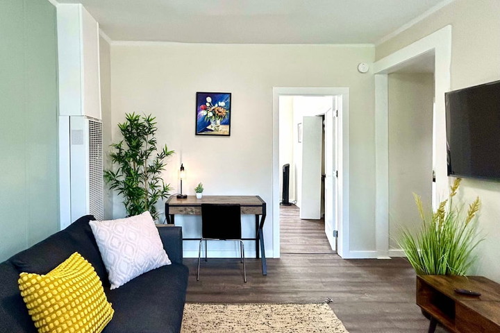 Modern & Newly Renovated-centrally Located/king Bed/free Parking - Renton, WA