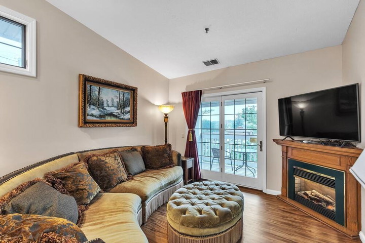 New! 3rd Floor Front Side Corner Penthouse Suite - 301 By Grand Wood Suites - Nashville, IN