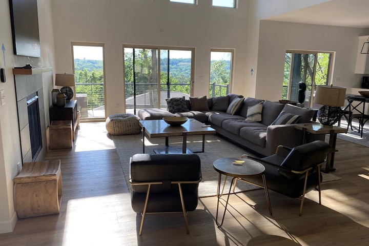 Over 3600 Sqft House In Gorgeous Decorah, Iowa!! - Decorah, IA