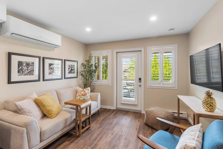 Upper Mission Casita | Boutique Lakeview Suite For Business Or Leisure - ケロウナ