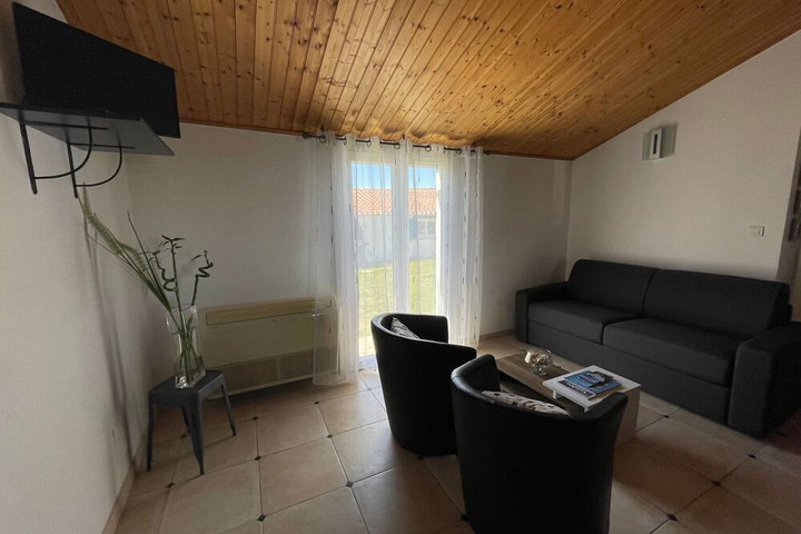 Charming Cottage On 15-hectare Equestrian Estate With Private Garden & Modern Amenities - Vendée