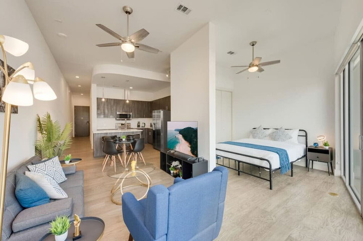 Sleek Loft Style 2br I Gym I Parking I Workspace - Dallas, TX