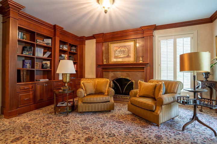 The Old South Comes To Carbondale With This Southern Mansion - Carbondale, IL
