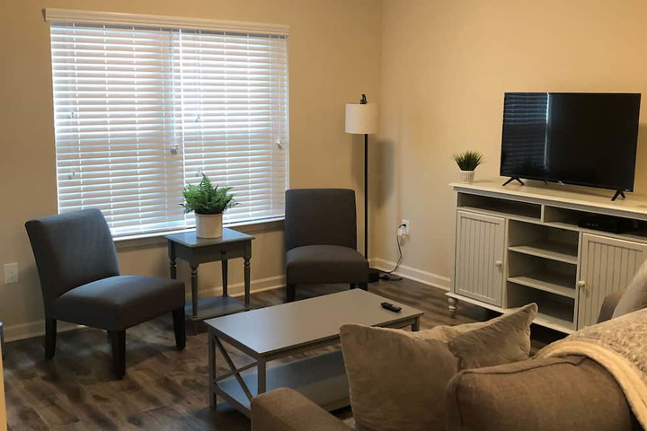 Cozy, Quiet And Well Appointed Dual Master W/  2.5 Ba Townhome 4 Miles To Gso!! - Greensboro, NC