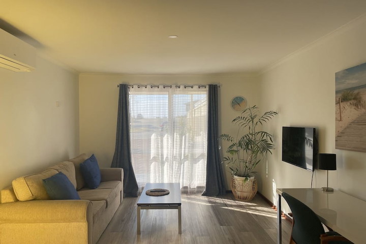 Beach Stay On Ormsby. Two Bedroom Unit With Secure Backyard. - 