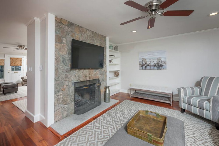 3 Bedrooms, 2 Baths Ranch Style Living On Spacious Intown Andover Location - Andover, MA
