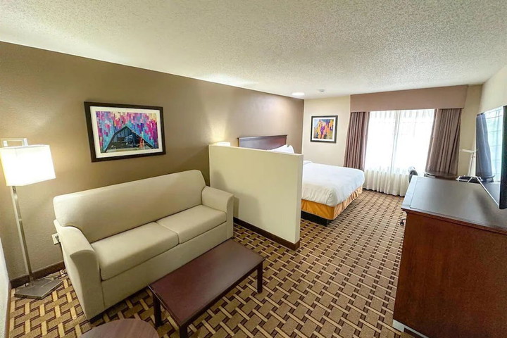 Serene Room W/ Free Breakfast | Pet-friendly Stay Near Oak Park Mall - 2.9 Miles - Olathe, KS