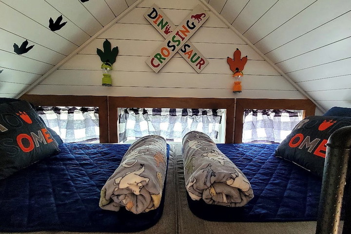 Dinosaur Crossing Guesthouse With Loft - Glen Rose, TX