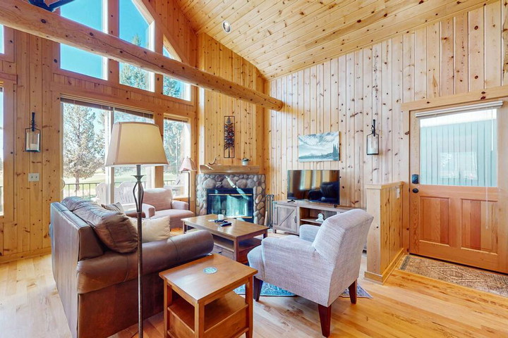 Lovely Home With Resort Amenities, Private Hot Tub & Golf Course View - Redmond, OR