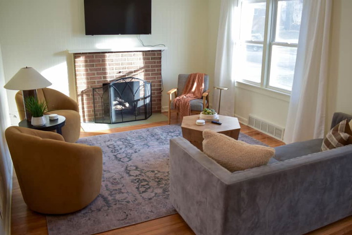 Charming Home Away From Home! - Waterloo, IA