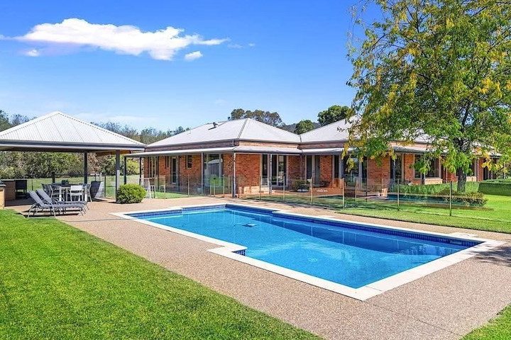 Hubbard Hill Yarra Glen Oasis: 4-bdrm Home With Pool & Stunning Valley Views - Kinglake