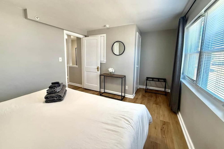 Modern Apartment Steps From Blackstone & Dundee - Omaha, NE