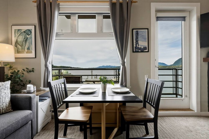 Fred Tibbs #17 I Ocean View I Fireplace I Downtown I Bakery I Cozy - Tofino