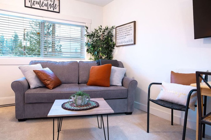 The Nook | Top Floor Suite With Mountain View - British Columbia