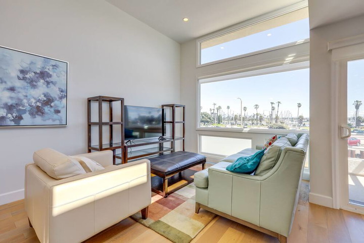 Sleek Oxnard Townhouse W/ Balconies: Walk To Beach - Oxnard, CA