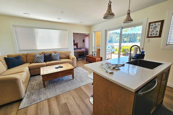Relax Seconds From The Pacific Ocean At Beachfront Cottage With Private Deck - Vancouver Island