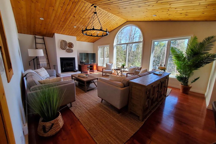 Upscale Lakehouse, Private Sauna, Great Views, Great Fishing! Pet-friendly - Kawartha Lakes