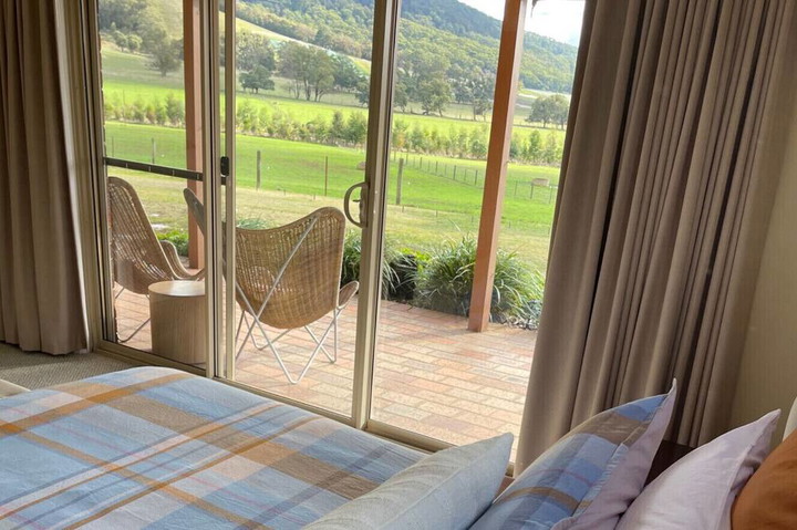 Vista 1 Crisp Mountain Air And The Day Is Yours - Currawong Rd