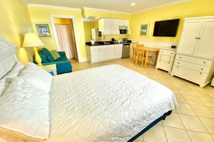 Pet-friendly, 3 Blocks To Beach, Pool, #110 - Atlantic Beach, NC