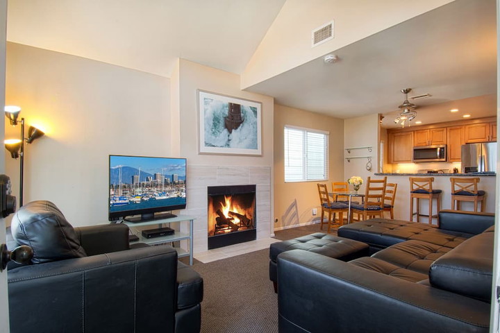 Enjoy Ocean Views From The Large Roof-top Deck Adjacent To The Newport Pier! - Huntington Beach, CA