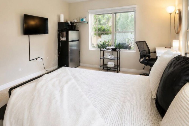 Private Spacious Bedroom With En Suite Bathroom! - Lake Forest, CA
