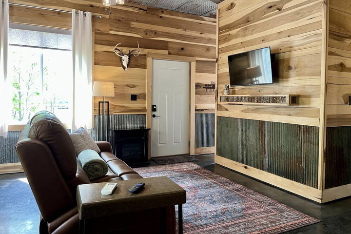Hot Tub, Screened Porch, Dead-end Road - Illinois