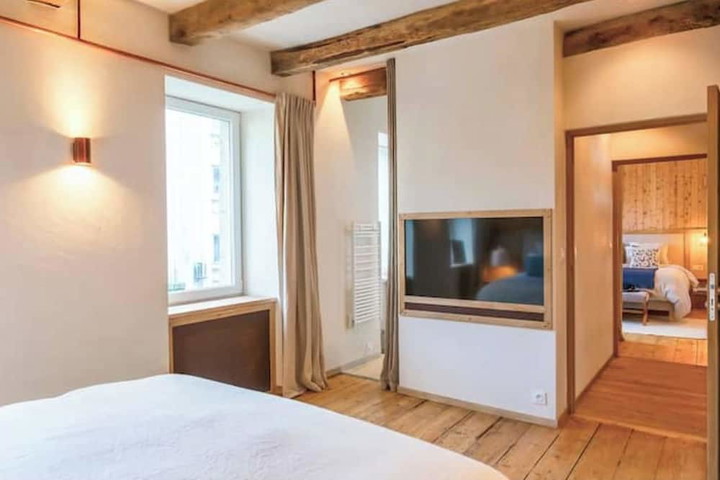 Bright Room  2 People  15 Min From The Beach - Cast