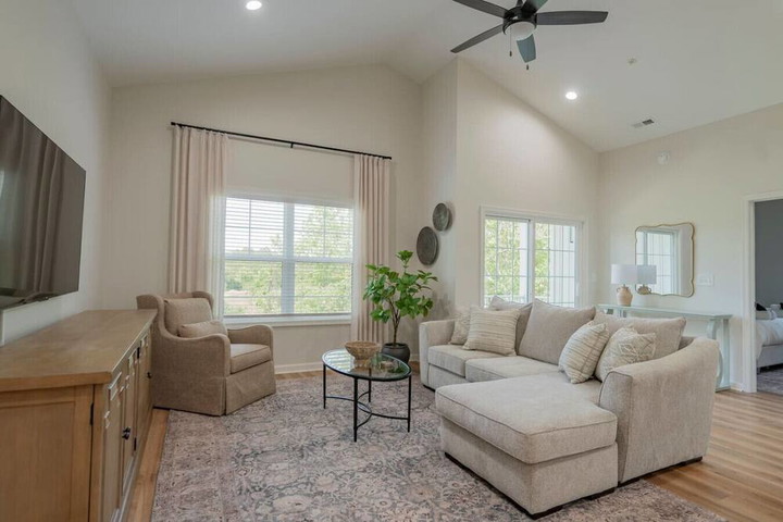 Modern 2br Condo | *Near Lu* | Wi-fi & Smart Tvs - Lynchburg, VA