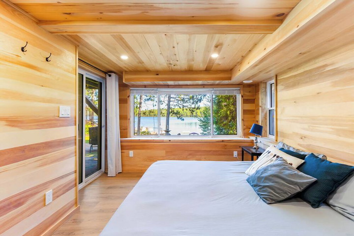 Private Cottage That Fits Multiple Families! Quiet Lake, Hot Tub, Sauna & Beach - Sudbury