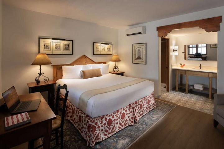 Spacious Queen Bed | Pet Friendly & Free Breakfast - Santa Fe, NM
