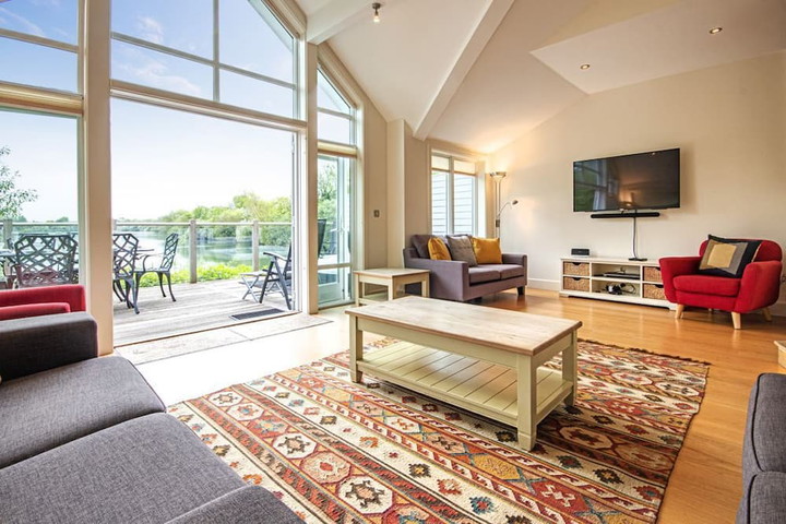 Spring Lake 77, The Ferns (P) - Lakeside Luxury, Hot Tub, Watersports, Sleeps 8 - Bibury