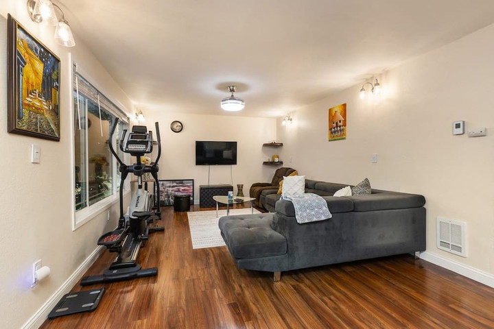 Cozy Work-ready 1br Condo - Near Downtown - Redmond, WA