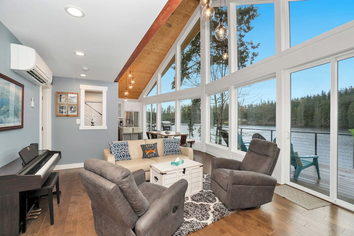 Modern Lakefront Home, 3 Bds, 2 Baths, Dock, Gazebo, Kayaks, And Fishing. - Marysville, WA