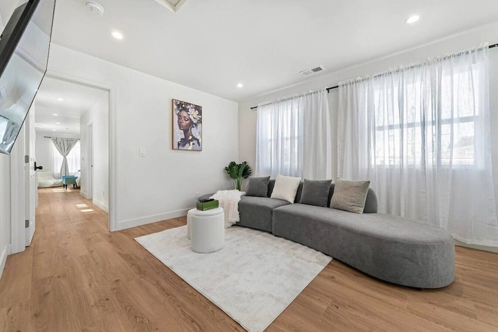 Spacious 7-br Home In Hayward With A/c &Parking - Hayward, CA