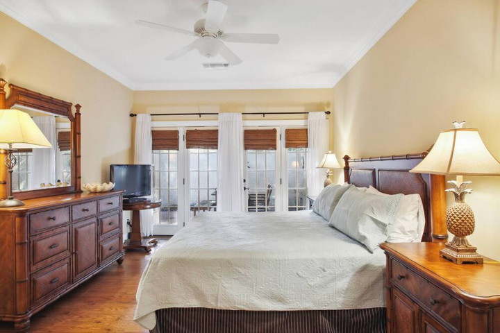 Guest Favorite Beckenham Townhouse, Walk To Beach, Pool, Private Courtyard, Port Royal Village - South Carolina