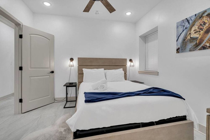 Modern 3 Bedroom W/ Shared Pool In Hotel Off Canal St - Metairie, LA