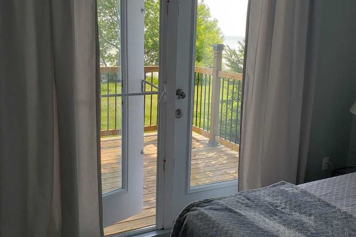 Waterfront Family Oasis  Comfort & Charm - Manitoba