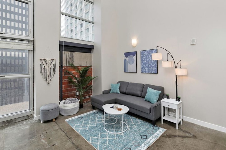 Modern Oasis: 2-story Loft, 2bd/2bth Downtown - Des Moines, IA