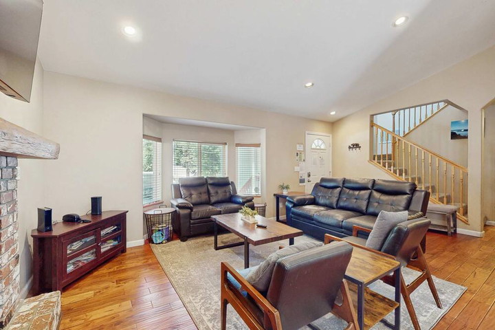 Spacious Hideaway With Private Hot Tub & Huge Yard - Near The Lake - South Lake Tahoe, CA