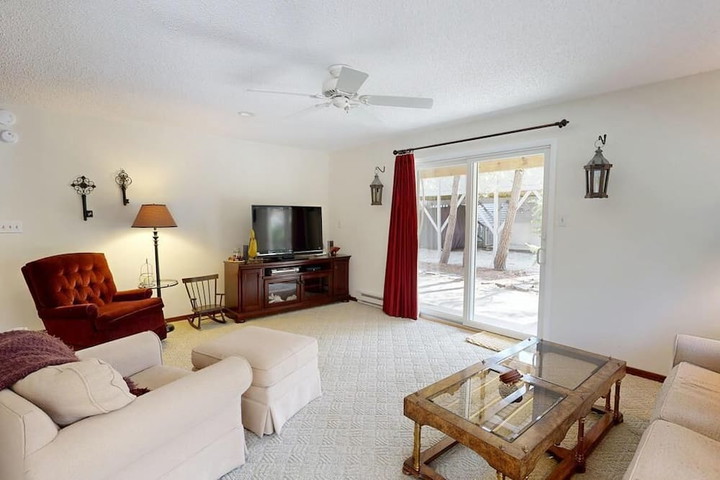 Pet Friendly. 4 Bedrooms. 1 Block From Beach. Sleeps 12 - Cape May