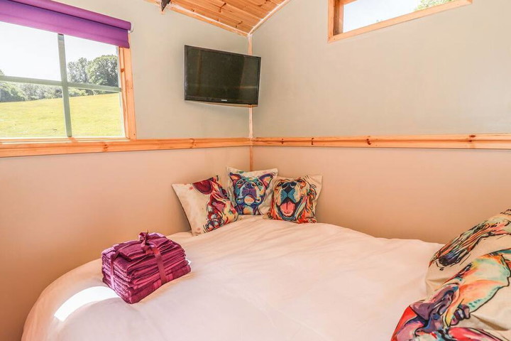Charming Railway Carriage Retreat - Crickhowell