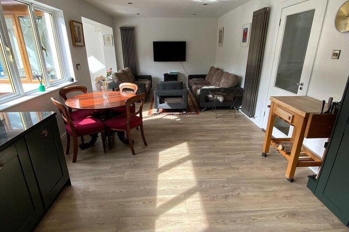4 Bed House - Sleeps 8 - Pets - Parking - Wifi - Greystones