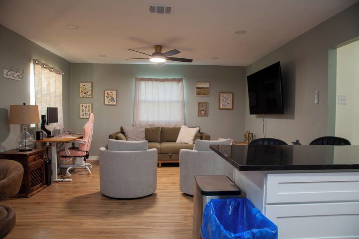 Charming 2-bedroom House In North Dallas -Fully Updated Inc 2 Dual Monitor Desks - Richardson, TX