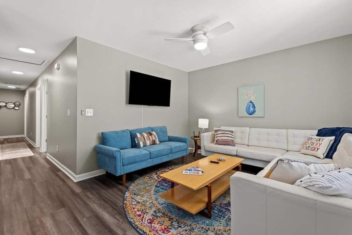 Sleeps 8. Cozy Bungalow In Downtown Georgetown - Lexington, KY