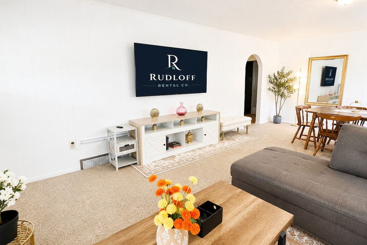 The Overlook Is A Cozy Two-bedroom Retreat Overlooking Downtown Waynesville. Enjoy Beautiful Bluff Views, A Quiet Neighborhood, And Easy Access To Local Restaurants, Parks, Shops, And Fort Leonard Wood. - Waynesville, MO