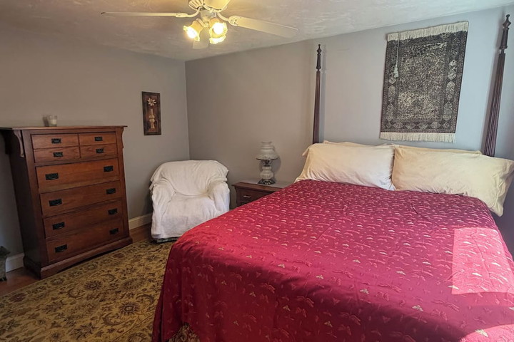 2 Bedrooms Sharing A Private Bathroom In Charming Farmhouse! - Foxborough, MA