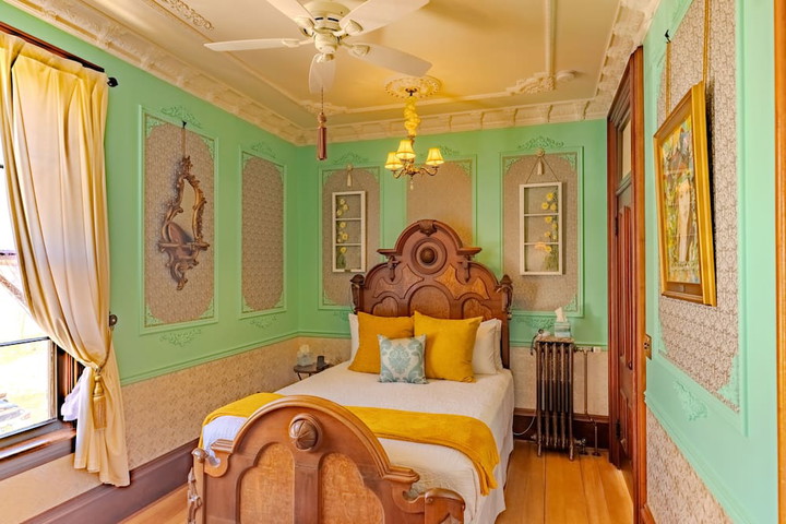 Hancock Historic Bed & Breakfast With Personal Chef Made-to-order Full Breakfast - Houghton, MI
