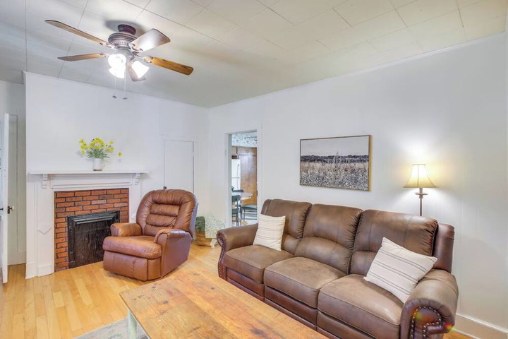 Little Farm House With Shaded Front Porch, Fire Pit, Covered Parking - Springfield, TN