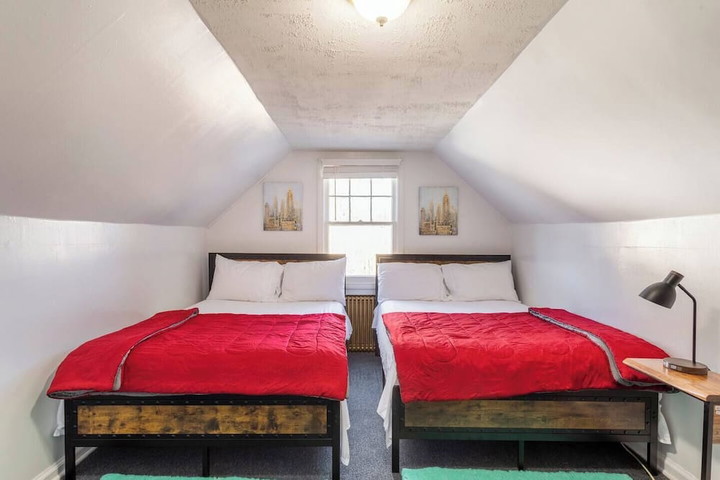 2 Pvt Bed Rm 1bathroom No Kitchen Attic - Westbury, NY