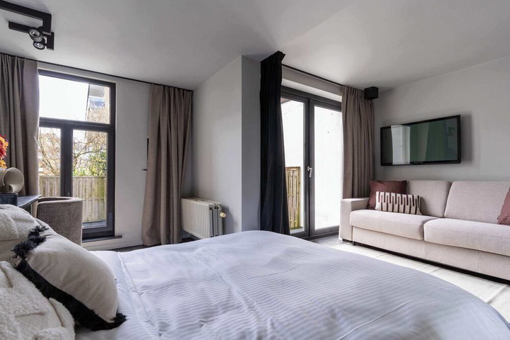 Stylish Suite With Private Patio Perfect For 4 - Anvers